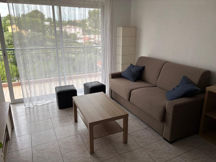 Charmant T2 Lumineux Avec Balcon - ibis budget Antibes Sophia Antipolis