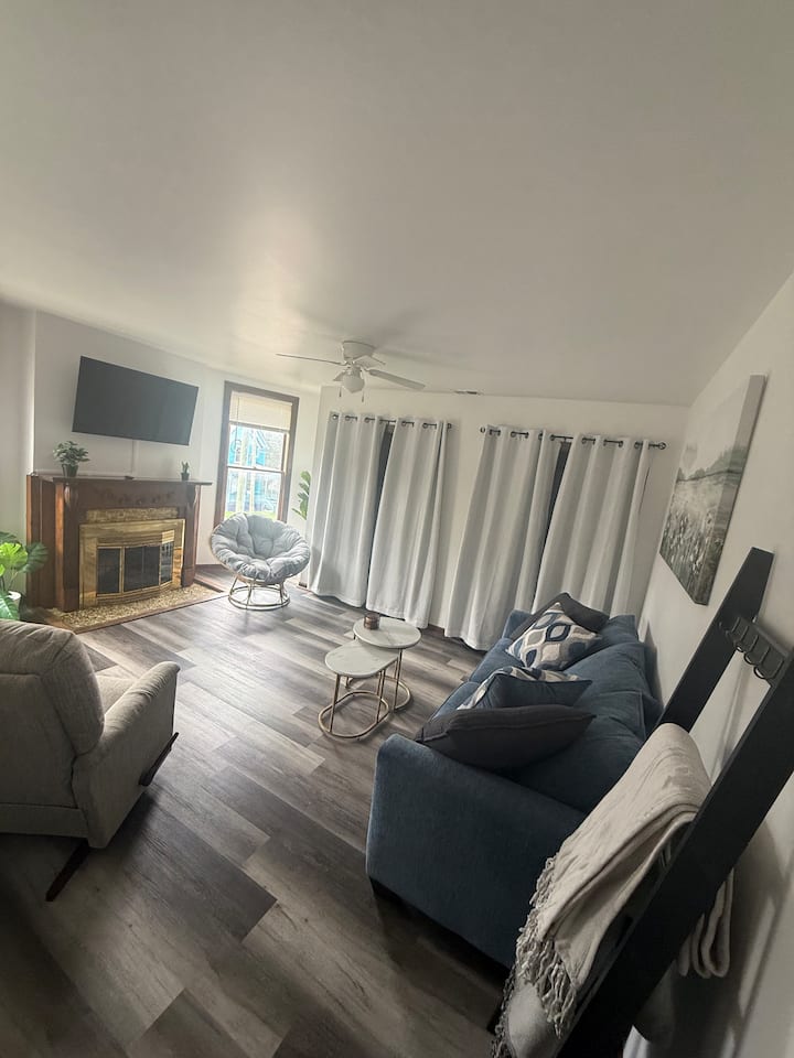 Large 1bd Second Floor Unit Sleeps 4 Comfortably. - Bay City, MI