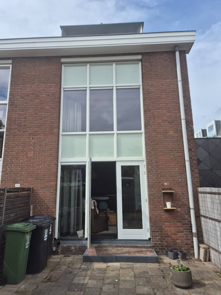 Hoekwoning Te Huur In Centrum - Monster