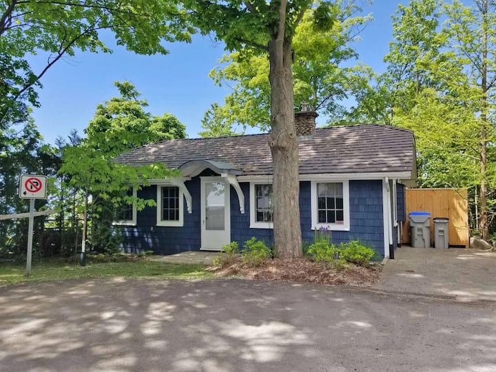The Blue Cottage: Lake View & Beside Park - Bayfield