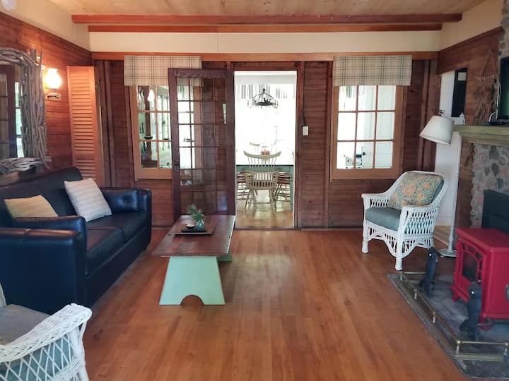 The Blue Cottage: Lake View & Beside Park - Bayfield