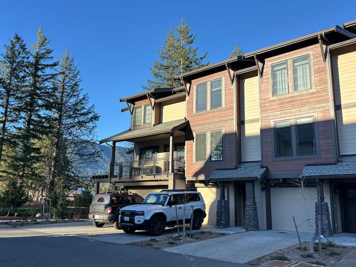 New Spacious Townhome Surrounded By Nature! - Snoqualmie, WA
