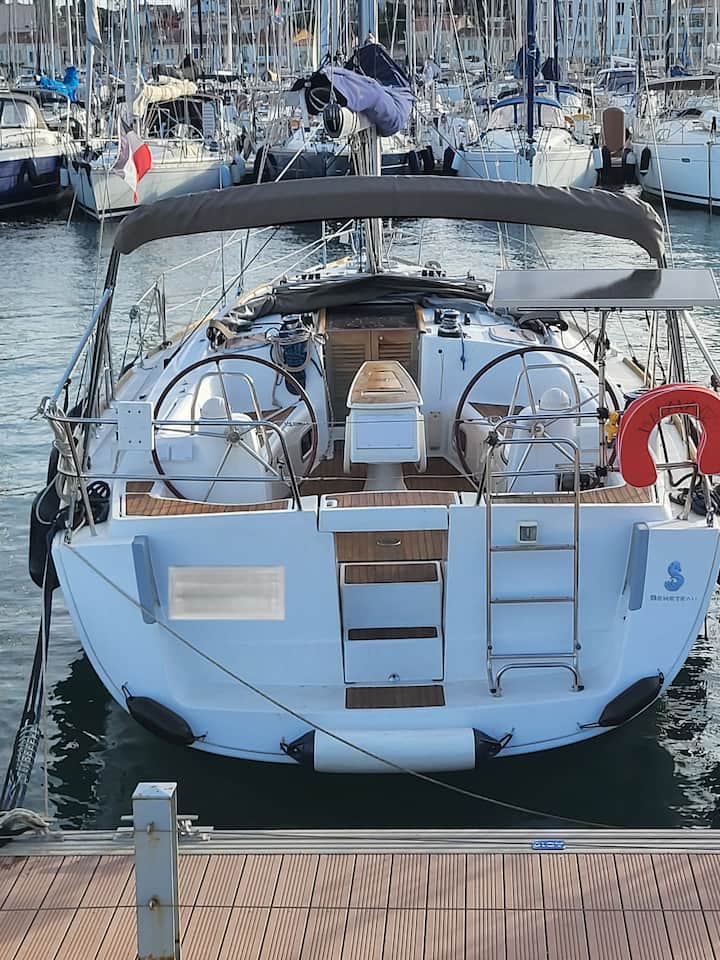 Location Insolite Sur Voilier à Quai Dans Le Var - La Seyne-sur-Mer