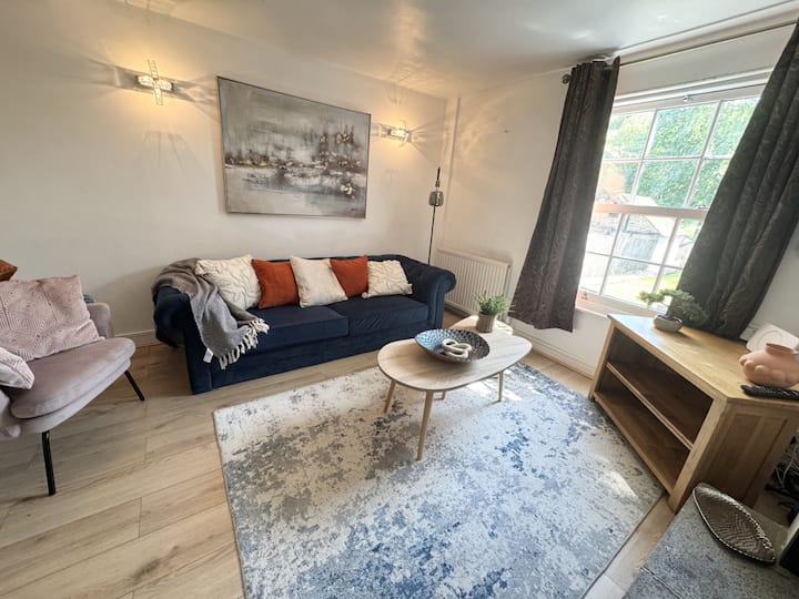 Peaceful 2 Bed Cottage With Garden & Parking - High Wycombe