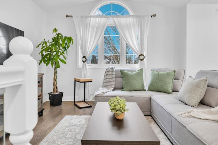 2 Bedrooms Escape | Calm Neighborhod,near The Mall - Windsor, ON, Canada