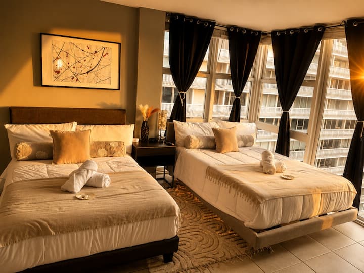 Beachfront Resort! Pool/bar Downstairs~sleeps 7! - Fort Lauderdale, FL