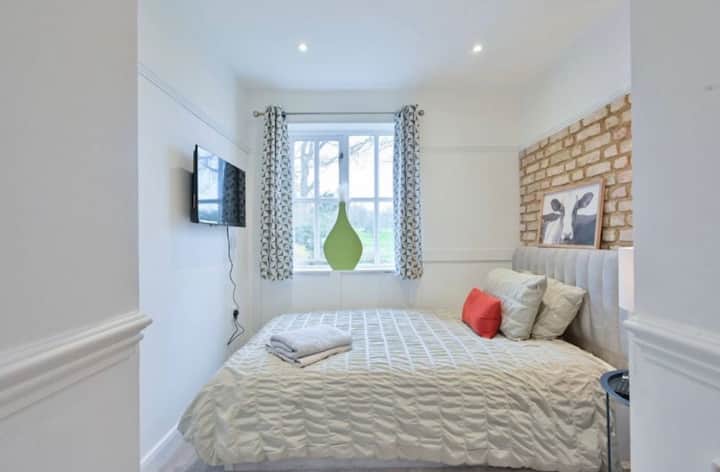 Bushey Bed & Breakfast - Watford