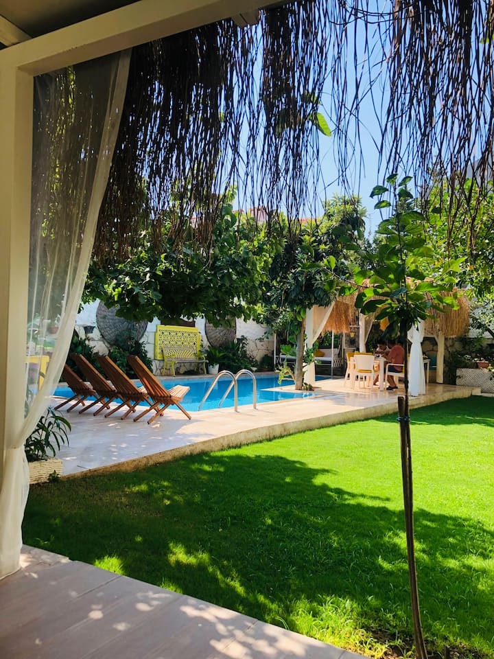 Alaçatı Merkezde Havuzlu Kiralık Daire - Alaçatı