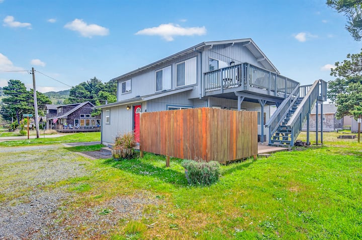 Ocean Views! Dog-friendly Rockaway Retreat - Rockaway Beach, OR
