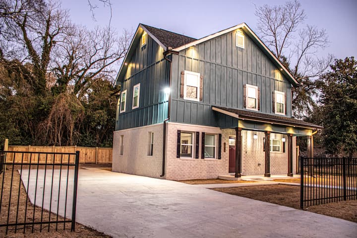 Spacious 5br Home | Sleeps 12 | Pet Friendly - Macon, GA