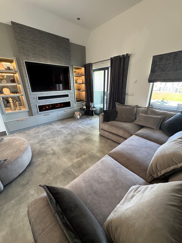 Coastal Sunset Retreat+ Balcony & Nw Route Access - Castlerock