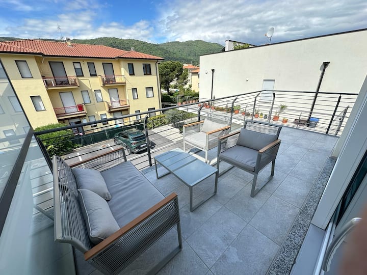 Elegante Terrazza Con 2 Posti Auto In Centro Paese - Andora