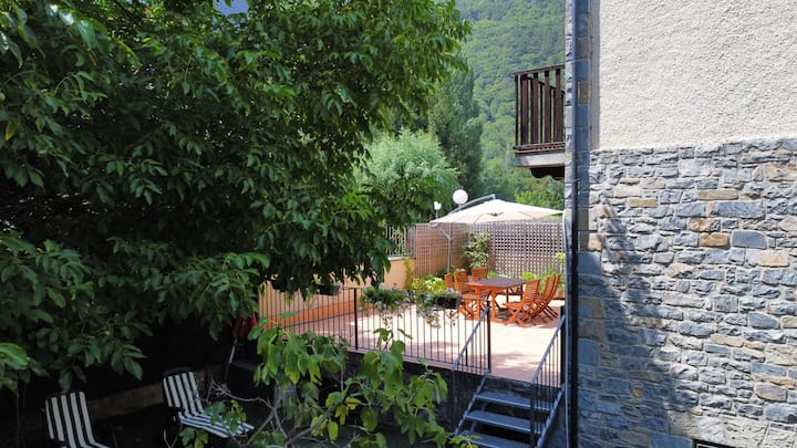Apartamento En Biescas, Con Terraza Y Jardín. - Panticosa