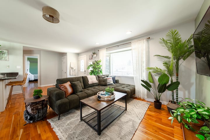 The Greengrove Upstairs Suite! Heart Of The Park! - Edmonton
