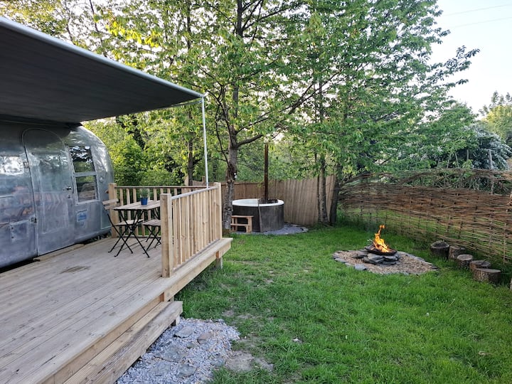 Luxury Cherry Orchard Airstream With Hot Tub - Saint Dogmaels