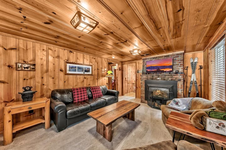 Craig's Cozy Cabin: Hot Tub, Bbq, Pets - South Lake Tahoe, CA