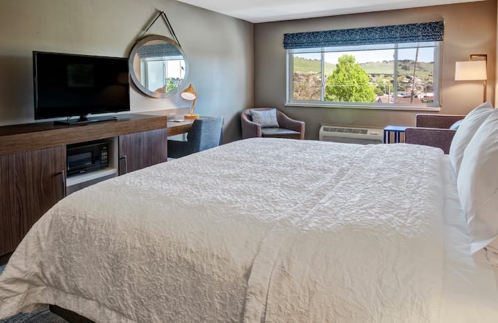 Stylish 1 King Hotel Suite W/ Parking & Breakfast - Vallejo, CA