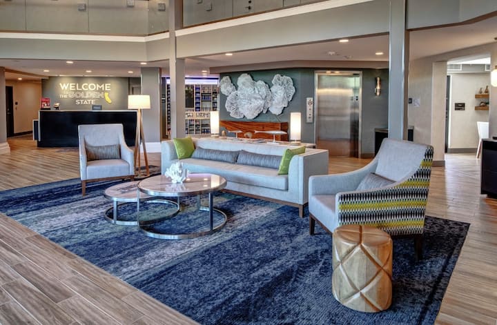 Stylish 1 King Hotel Suite W/ Parking & Breakfast - Vallejo, CA