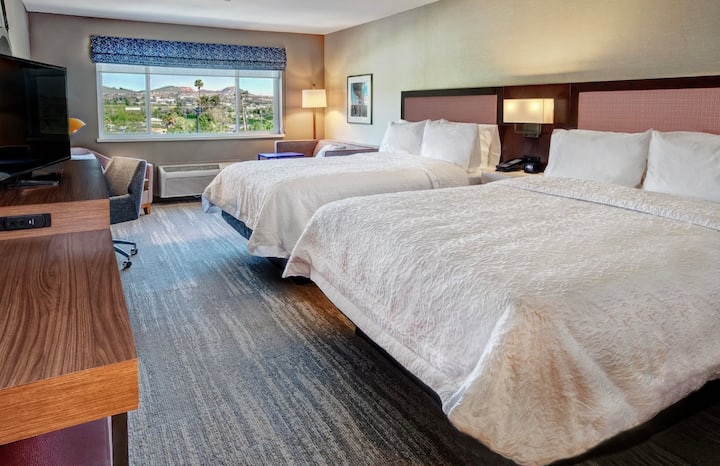 Stylish 2 Queen Hotel Suite W/ Parking & Breakfast - Vallejo, CA
