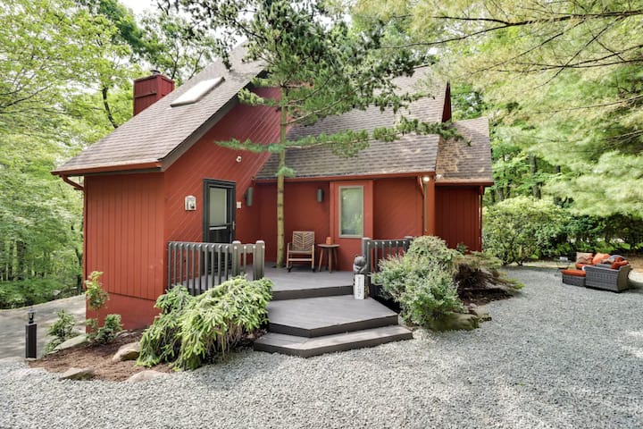 Dog-friendly Retreat | Screened Gazebo + Firepit - Arrowhead Lake, PA
