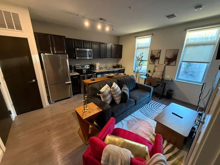 Brady St Suite •Free Garage Parking, Rooftop & Gym - Milwaukee, WI