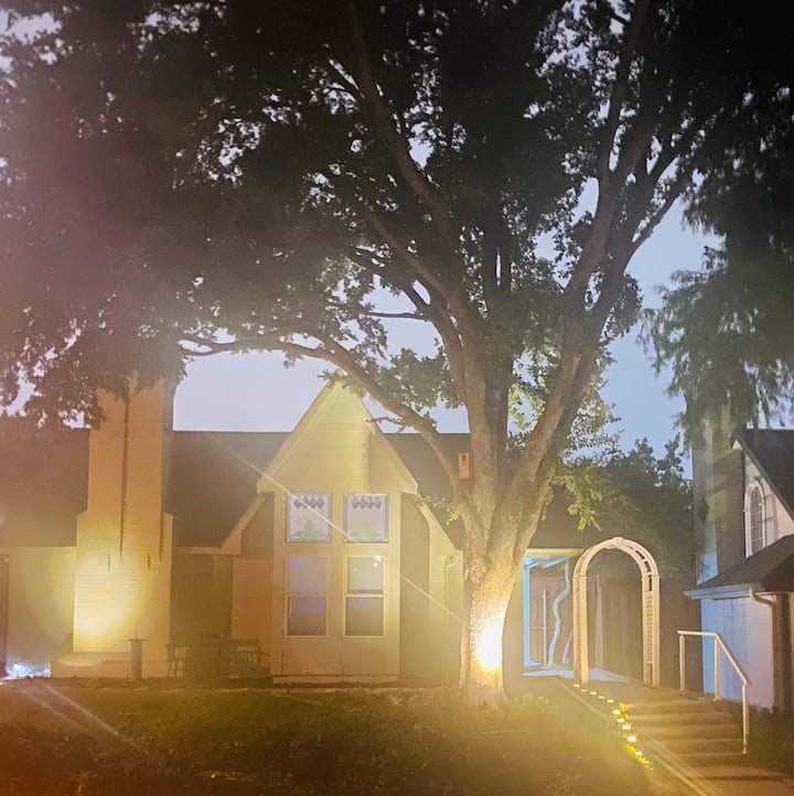 Charming 2/2 W/dining Room And Private Courtyard! - Carrollton, TX