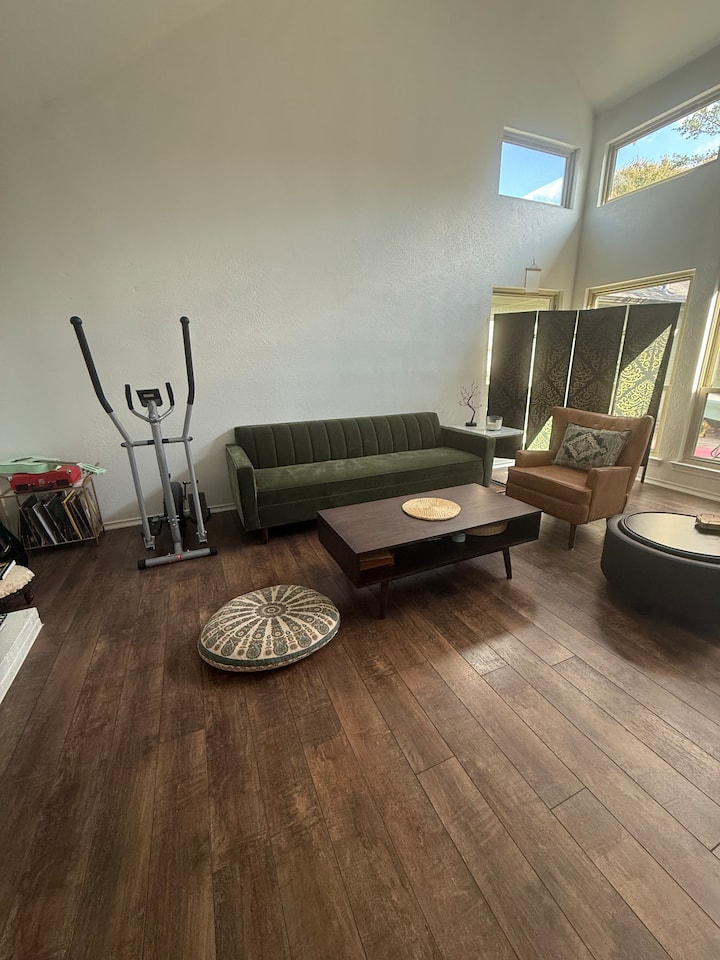 Charming 2/2 W/ Private Courtyard Next To Addison! - Carrollton, TX