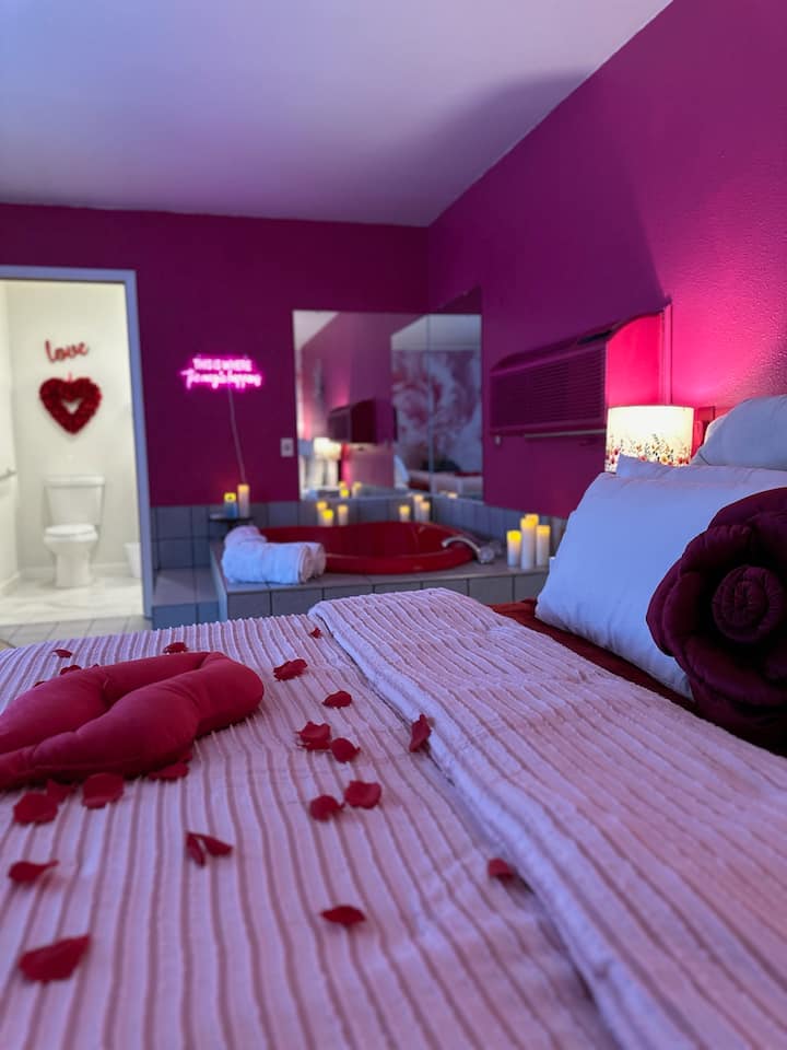 Juniper Motel & Resort King "Pink Peony" Suite - Wisconsin Dells, WI