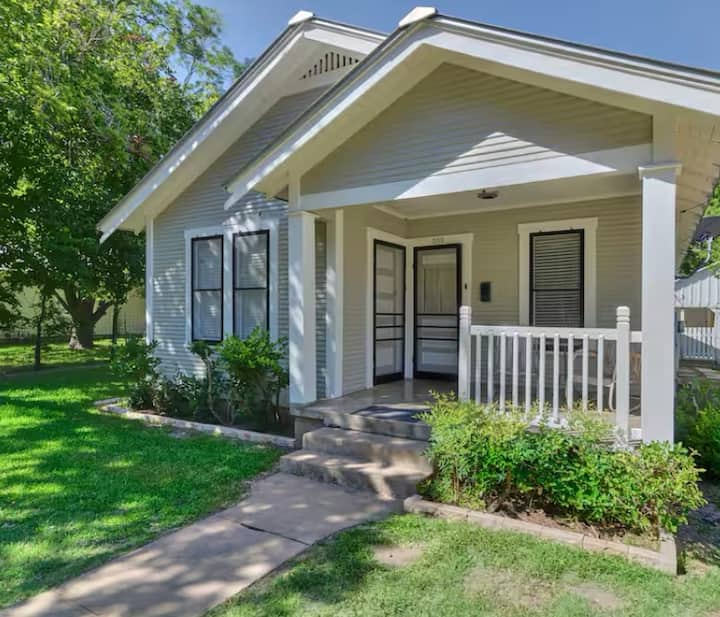 Mistletoe @ Marktplatz 1/2 Block To Main St - Fredericksburg, TX