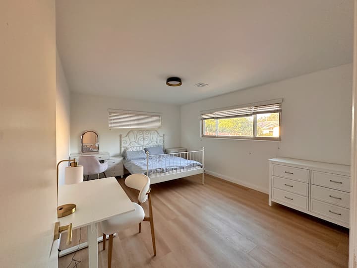 Private Adu 1b1b W/ Kitchen & Bed Sofa In Living - Atherton, CA