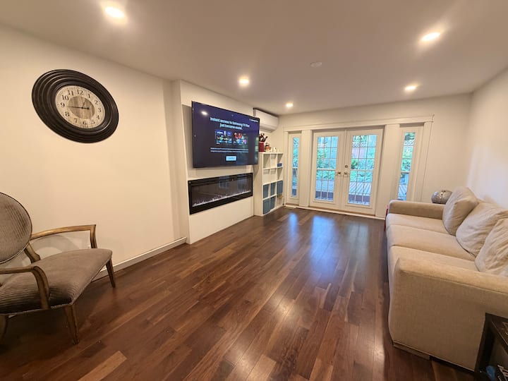 Quiet And Cozy Family Home With Easy Access - Surrey