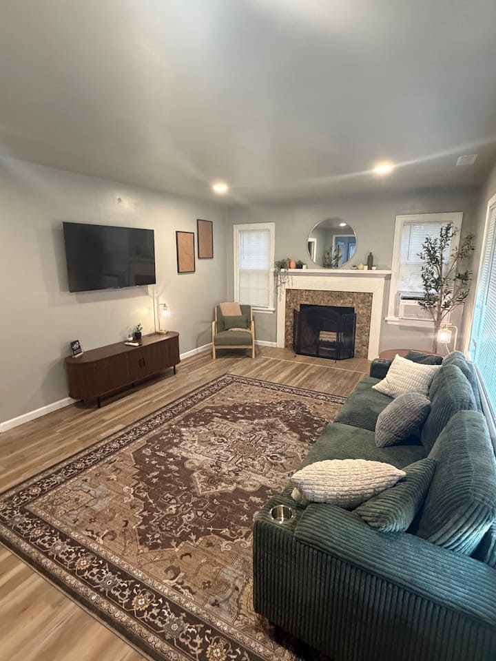 Stylish 2br/1ba Private Home - Near Downtown - Medford, OR