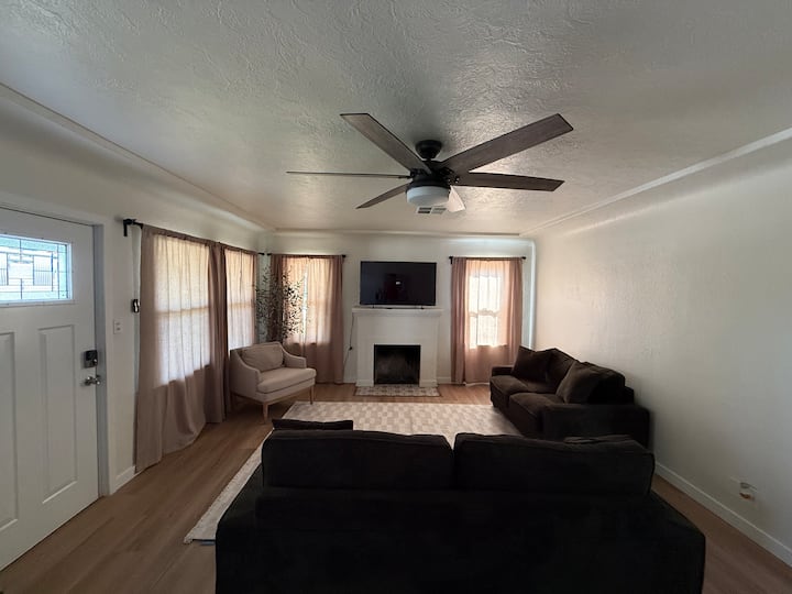Modern Bakersfield Gem: Ac + Washer & Dryer - Bakersfield, CA