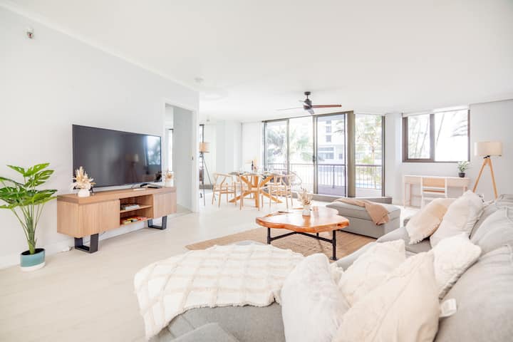 Coastal Oasis | Sleeps 5 | Steps To Beach - Surfers Paradise