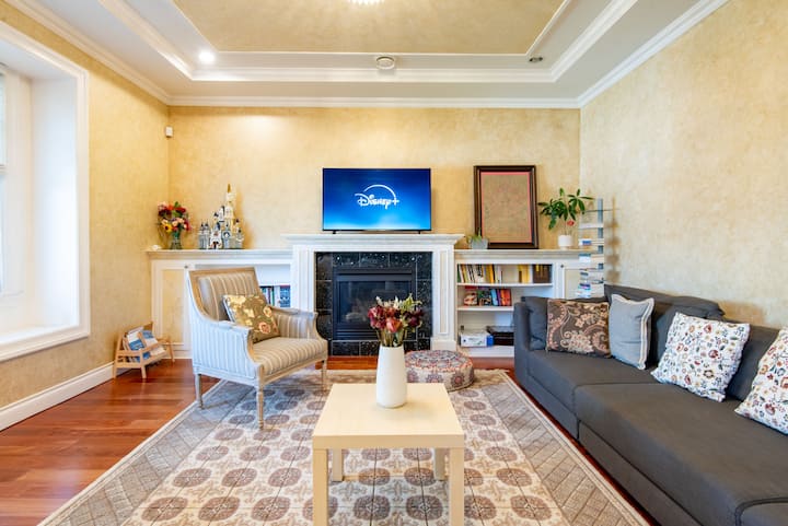 A/c Equipped 6br 5.5ba Main House Near Skytrain - Vancouver