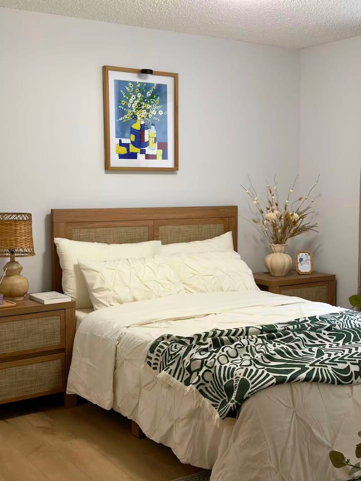Garden Basement Suite | Private Bath - Calgary