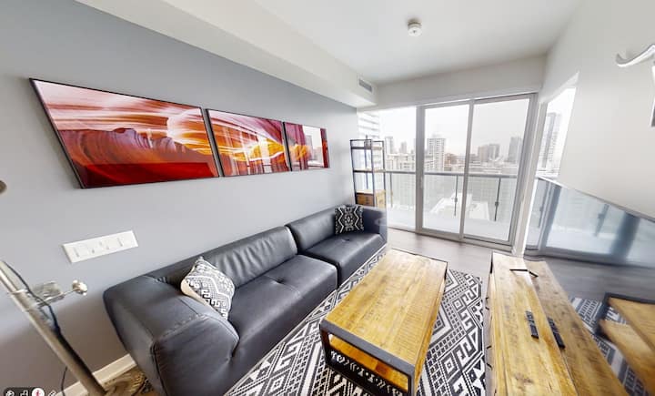 Modern Central Location 3 Bedroom Suite - Toronto