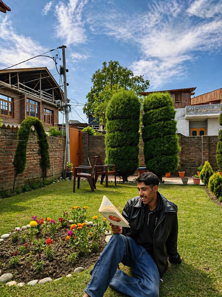 Luxury Kashmiri Villa Near Mughal Gardens - Srinagar