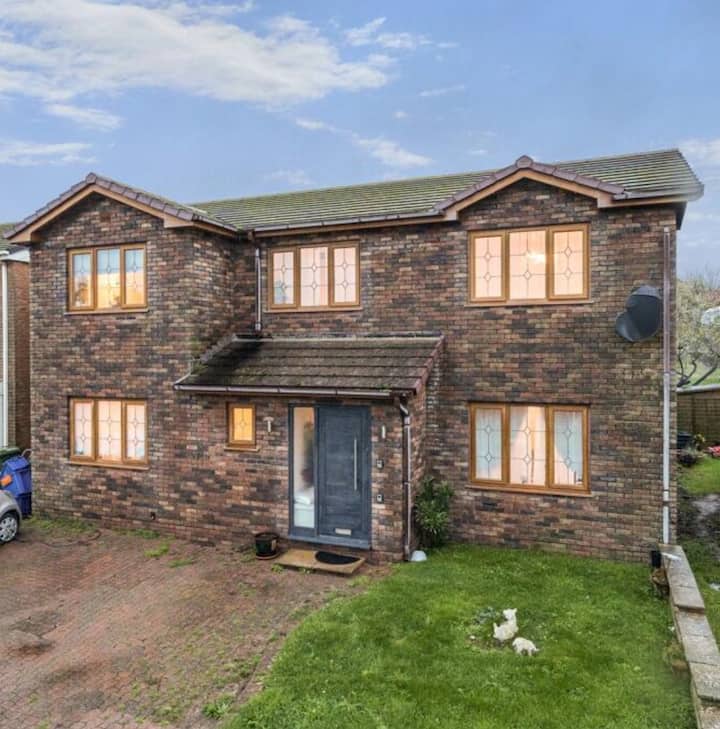 Beach Bliss: Spacious Family Home By The Promenade - Tywyn