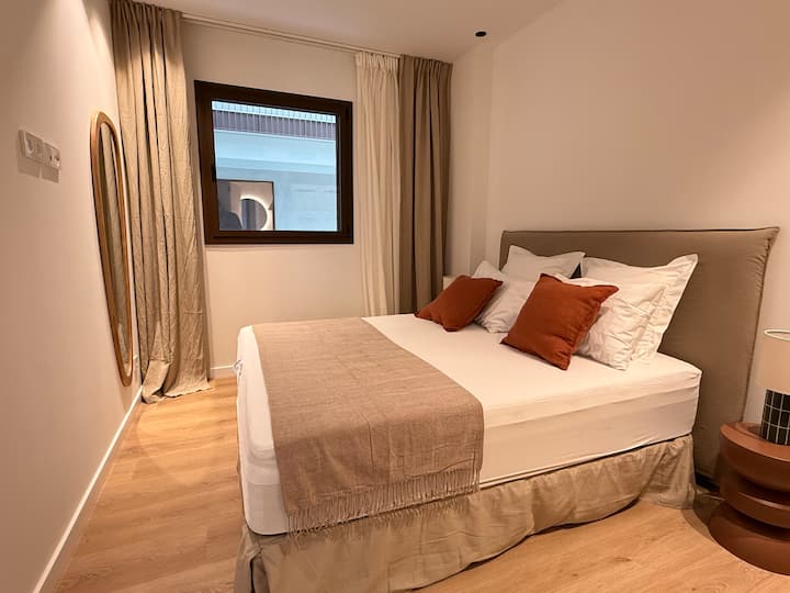 Signature Apartment, Pool Entrance With King Bed - Sitges