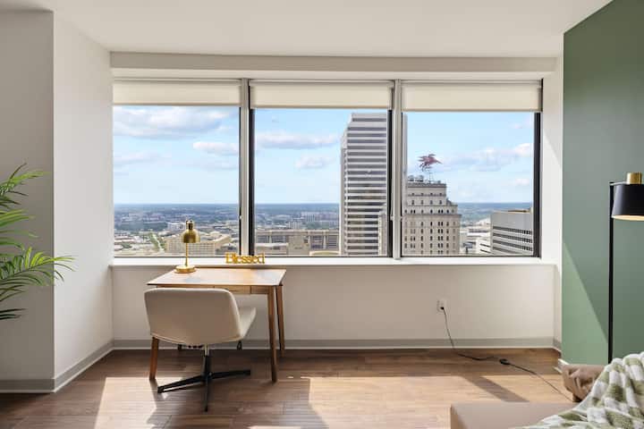Sky-high Suite | 26th Fl | Pool + Skyline Views - Main Street District - Dallas