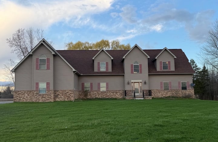 Expansive Home For Gathering & Relaxing, Sleeps 14 - Frankenmuth, MI
