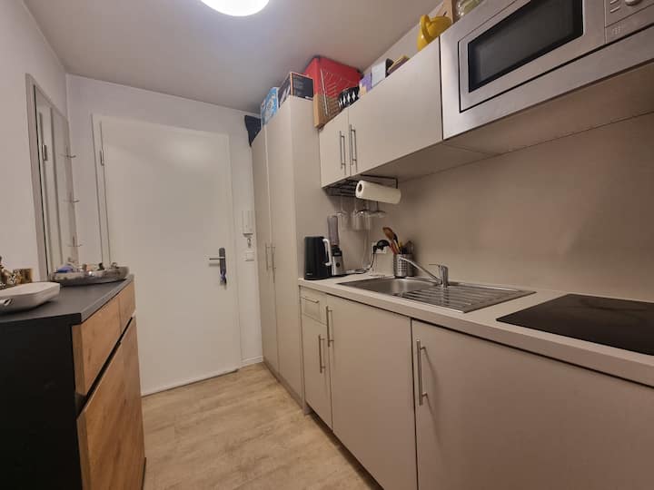 Studio W/ Balcony + Private Parking Available - Köln