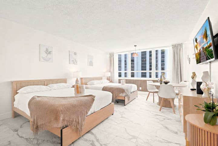 Freshly Renovated Bay View + Free Parking - Miami Beach, FL