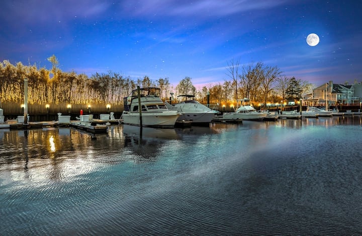Couples Retreat At Water’s Edge Boat Stay - Stratford, CT