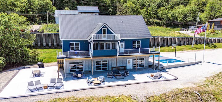 Giant Home Beautiful River Views!
Sleeps 15 - Hidden Valley, IN