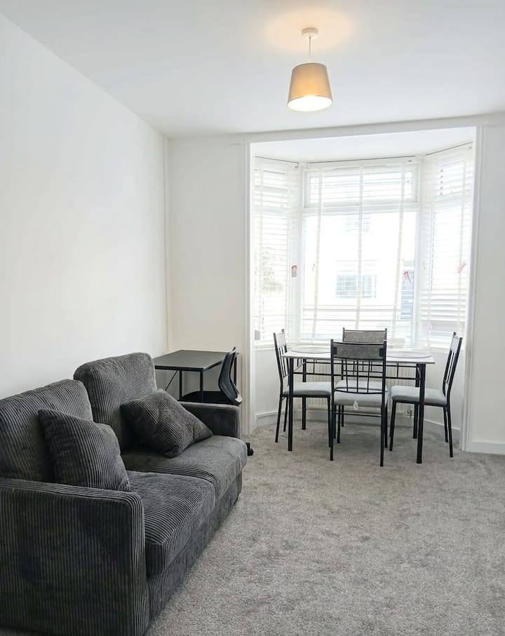 Stylish 1br Apt | Fast Wifi | Sleeps 2 + Parking - Maidstone