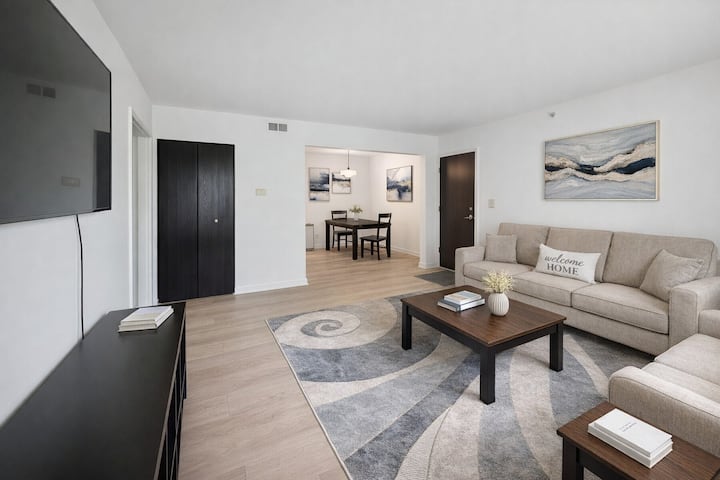 Ivory Nest Spacious 2br Retreat • Free Parking - Farmington Hills, MI