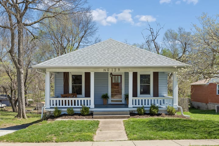 Historic Liberty Bungalow Near Downtown Square - Kearney, MO