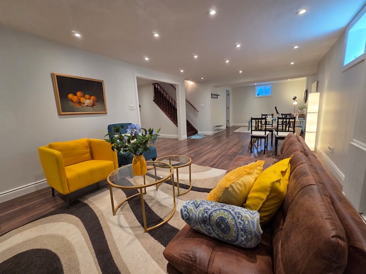 Bright & Airy Suite Near Utm & Park | Family, Work - Mississauga